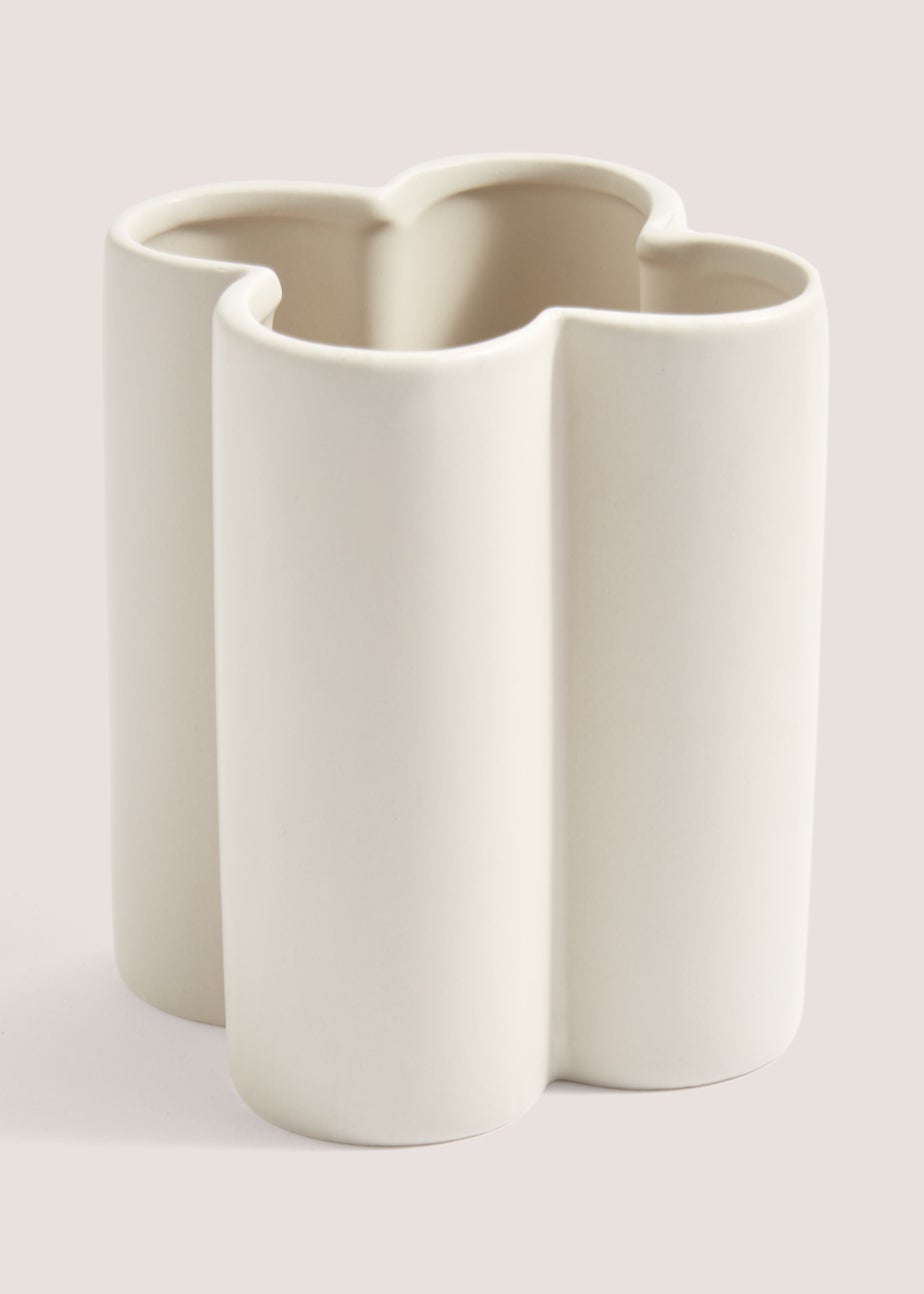 White Scallop Vase (15cm x 12cm.) - Matalan